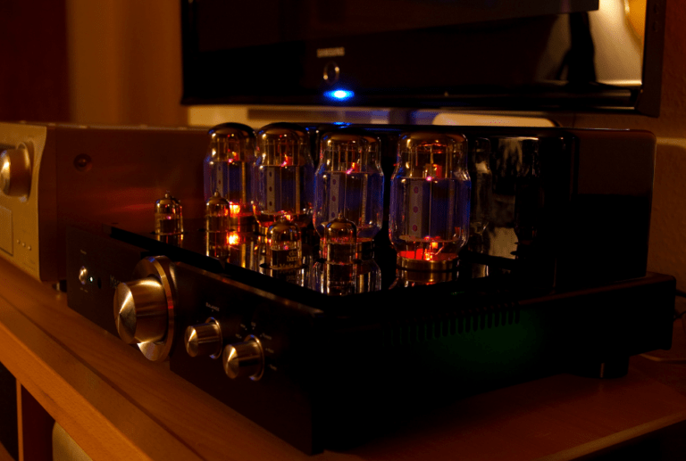Tube Amps vs Solid State Amps: Which Is Better For You? - Guitar Space