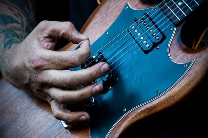 Thumb Picks vs Flat Picks- What’s the Difference? - Guitar Space