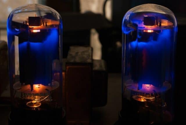12AX7 vs 12AT7: Which Tube is Better? - Guitar Space