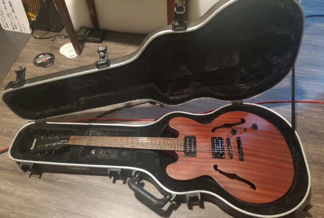 Ibanez AM93 vs Epiphone ES 335 – Semi-Hollow Body Guitar Battle ...