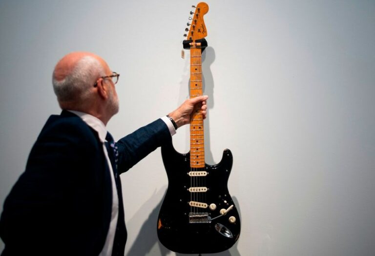 David Gilmour Bio and Gear Comprehensive List - Guitar Space