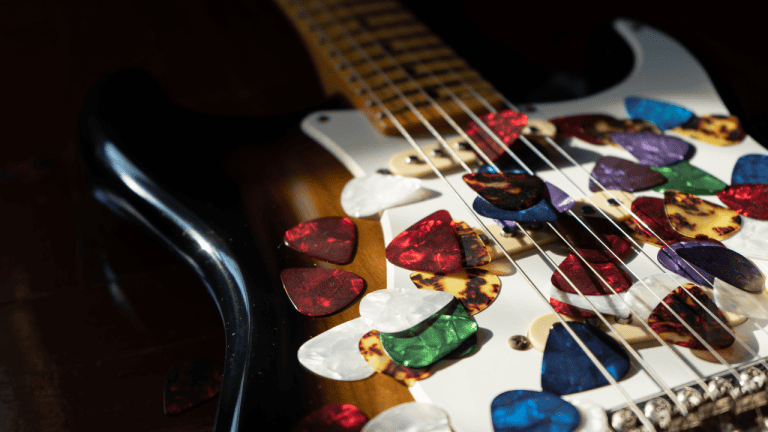How to Hold a Guitar Pick: Beginner’s Guide to Perfect Grip - Guitar Space