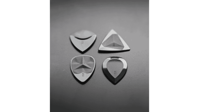 How to Hold a Guitar Pick: Beginner’s Guide to Perfect Grip - Guitar Space